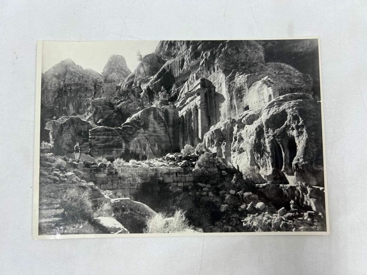 Фотография (копия) древнего скального город Петра в Иордании