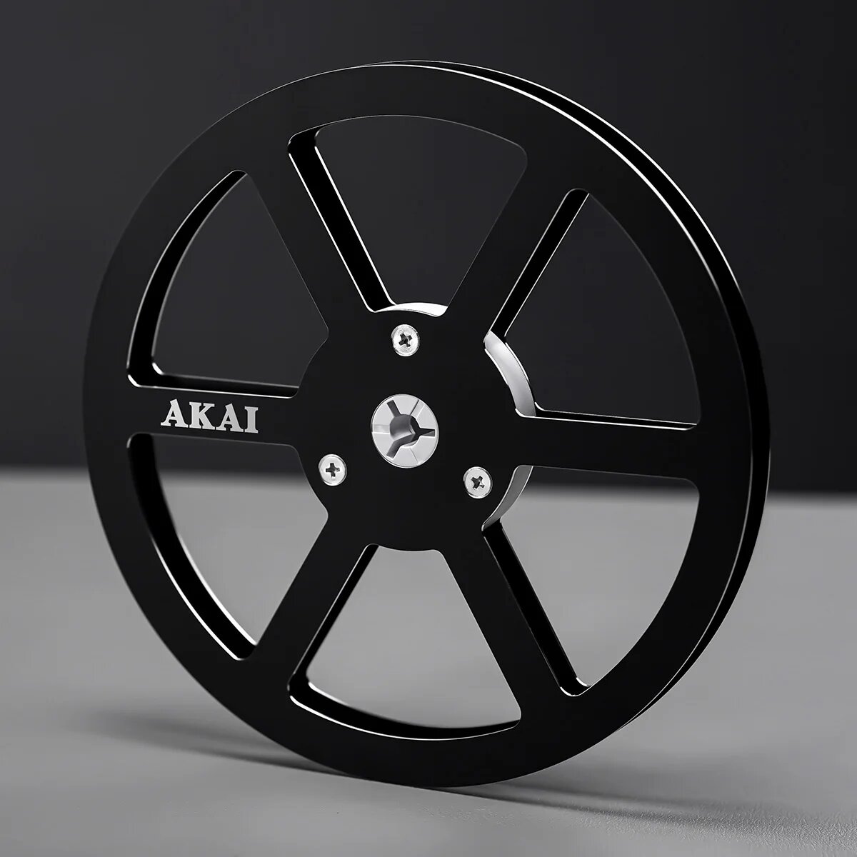 Пустая катушка AKAI черного цвета