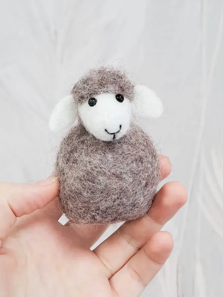 Фигурка декоративная. Овечка из шерсти. Ручная работа.