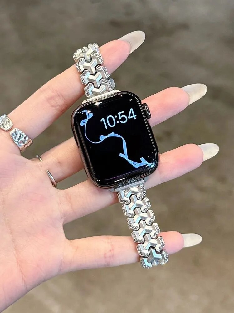Металлический ремешок для Apple Watch Series 10-11 42мм/ 1-9 и SE 38мм, 40мм, 41мм/ SE 3 40мм, застежка-бабочка, дизайн с инкрустацией стразами, oбеспечивает комфорт при ношении, модный