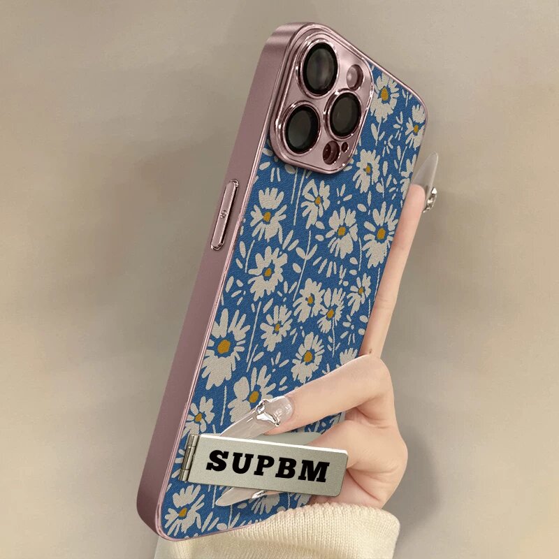Чехол для iPhone 16 Pro Max с розовым ободком, электрохромированный кожаный узор, дизайн ромашек + встроенный штатив