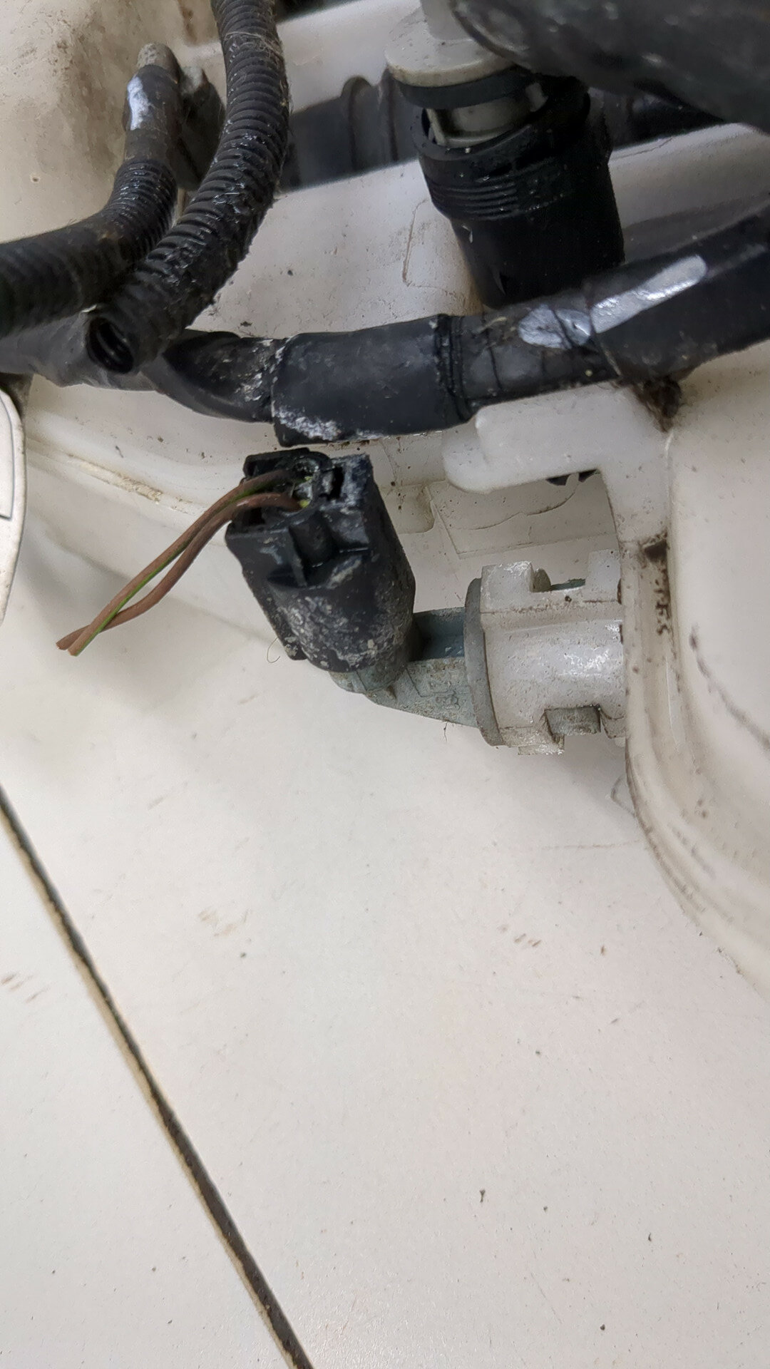 Бачок омывателя BMW X5 E70 Б/У — фото 1