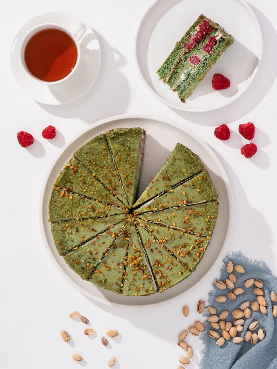 Торт Dessert Fantasy "Фисташка с малиной", 14 порций по 180 г. (2520 г.)
