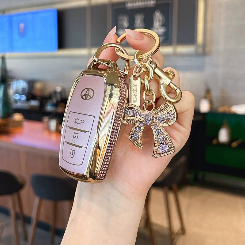 C Style 3-Button Toyota Key Cover в песочном розовом с золото-фиолетовой брошью и золотой подковой