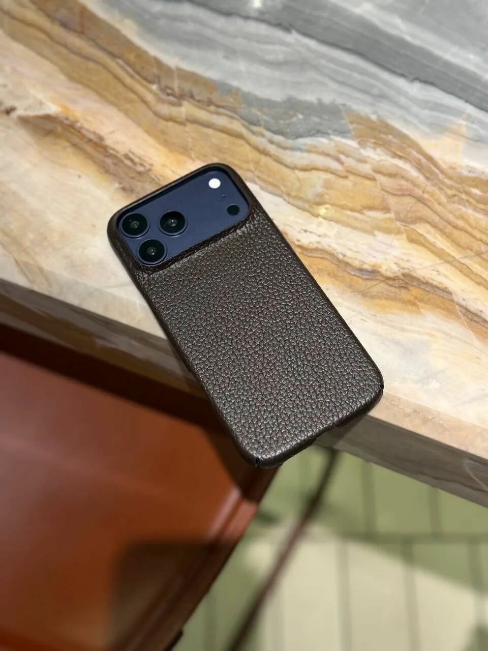 Чехол для iPhone 17 Pro Max из натуральной кожи Флотер шоколадного цвета премиальный кожаный аксессуар ручной работы