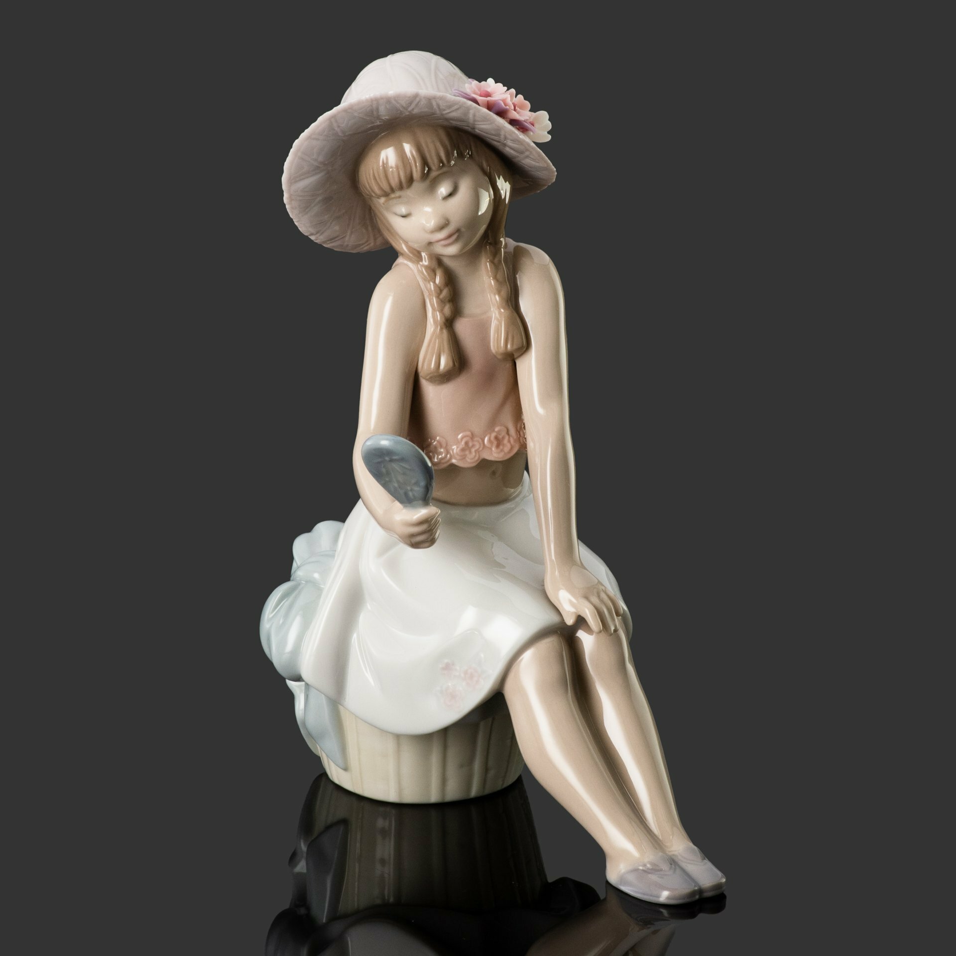 Статуэтка "Девочка с зеркальцем", Lladro, фарфор, роспись, лепной декор, Испания, 2005 г.