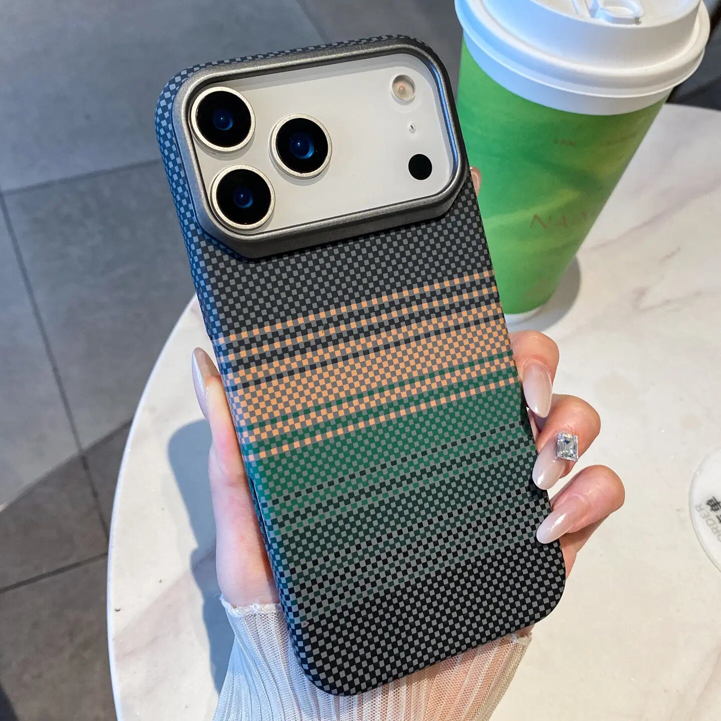 Чехол iPhone 16e черный, Sunset Green, с узором
