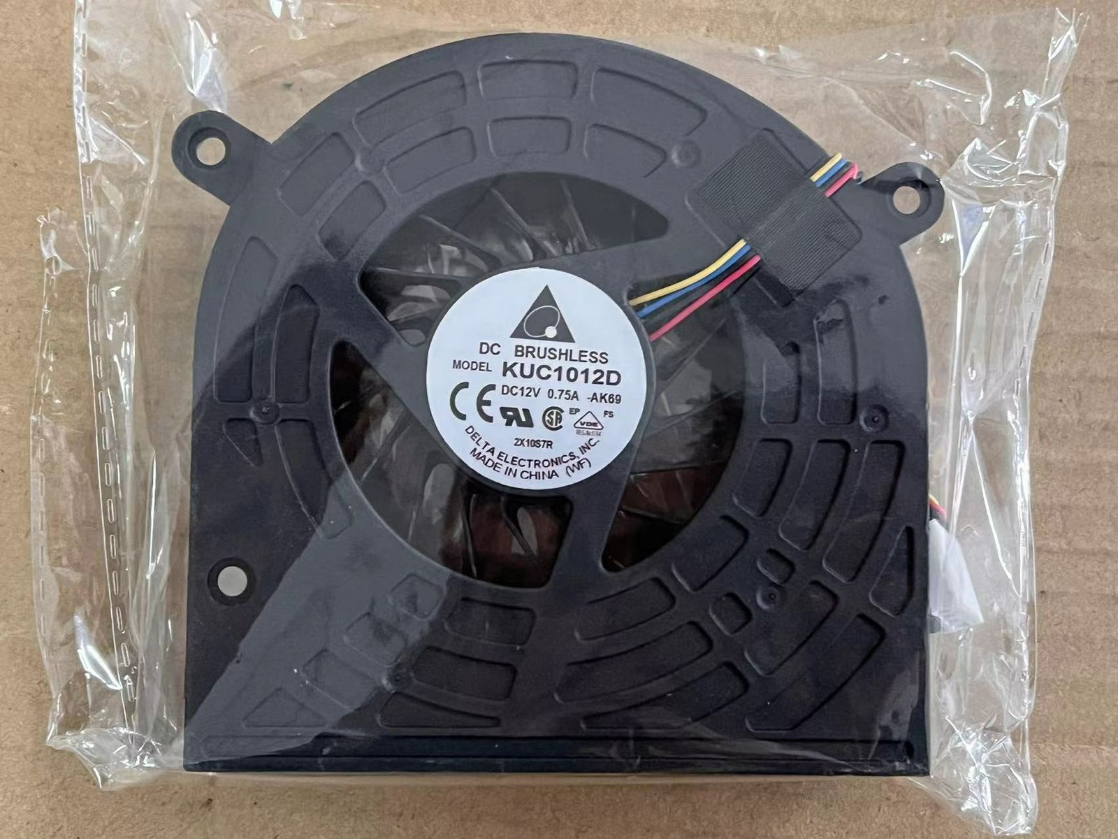 Delta Electronics DC12V 0.75A Бесщеточный вентилятор KUC1012D-AK69-