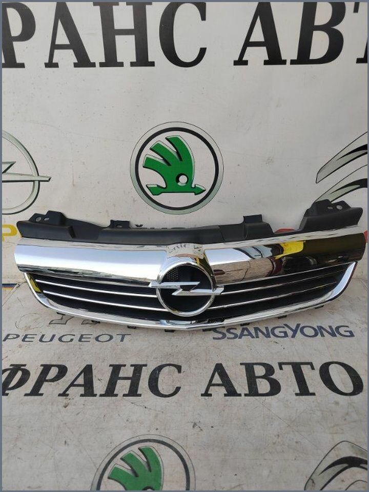 Решетка радиатора Opel Zafira B рестайлинг 2007-2014
