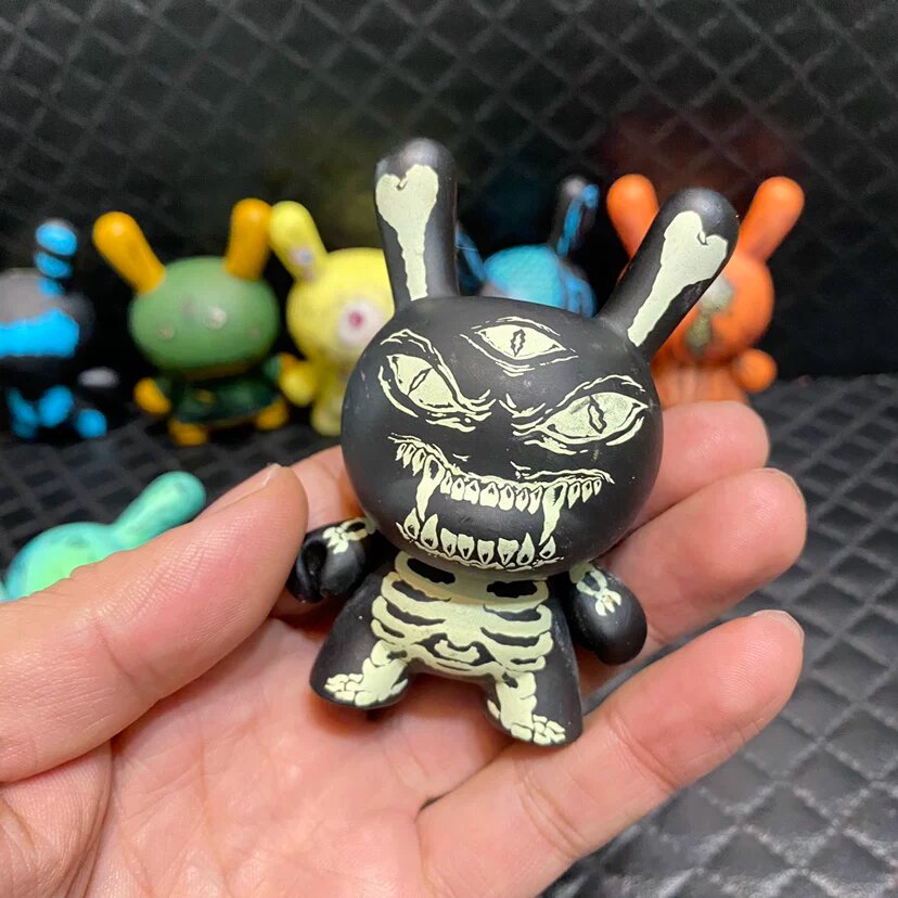 Kidrobot Dunny Madballs Черный Череп Кровавый Глаз Фигурка Декор для Стола Коллекционная Игрушка