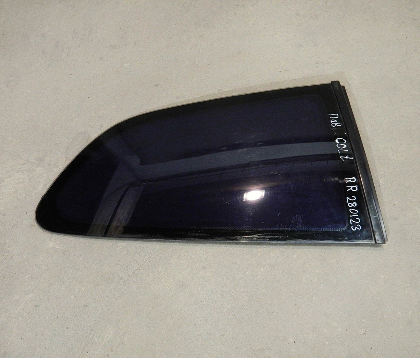 Стекло кузова правое Mitsubishi Colt 5