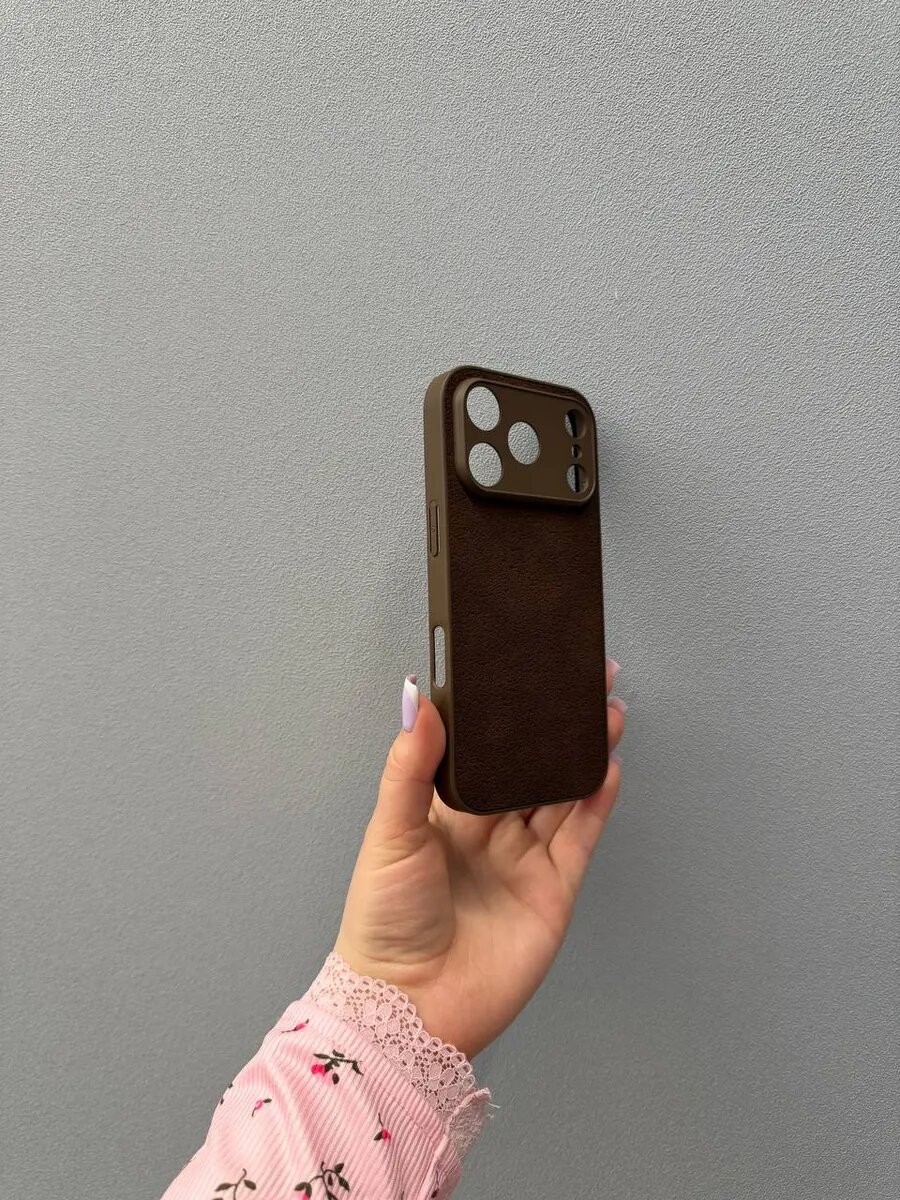 Чехол на Iphone 17 Pro, коричневый, брутальный, приятный на ощупь. — фото 1