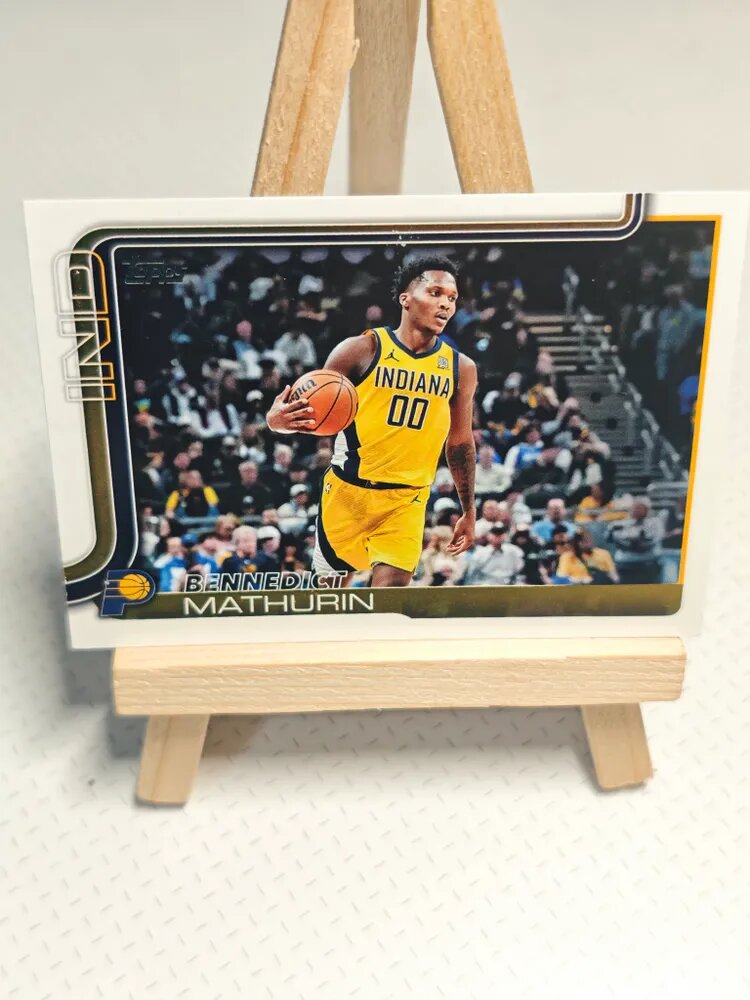 Коллекционные стандартные баскетбольные карточки Topps NBA 2025 года