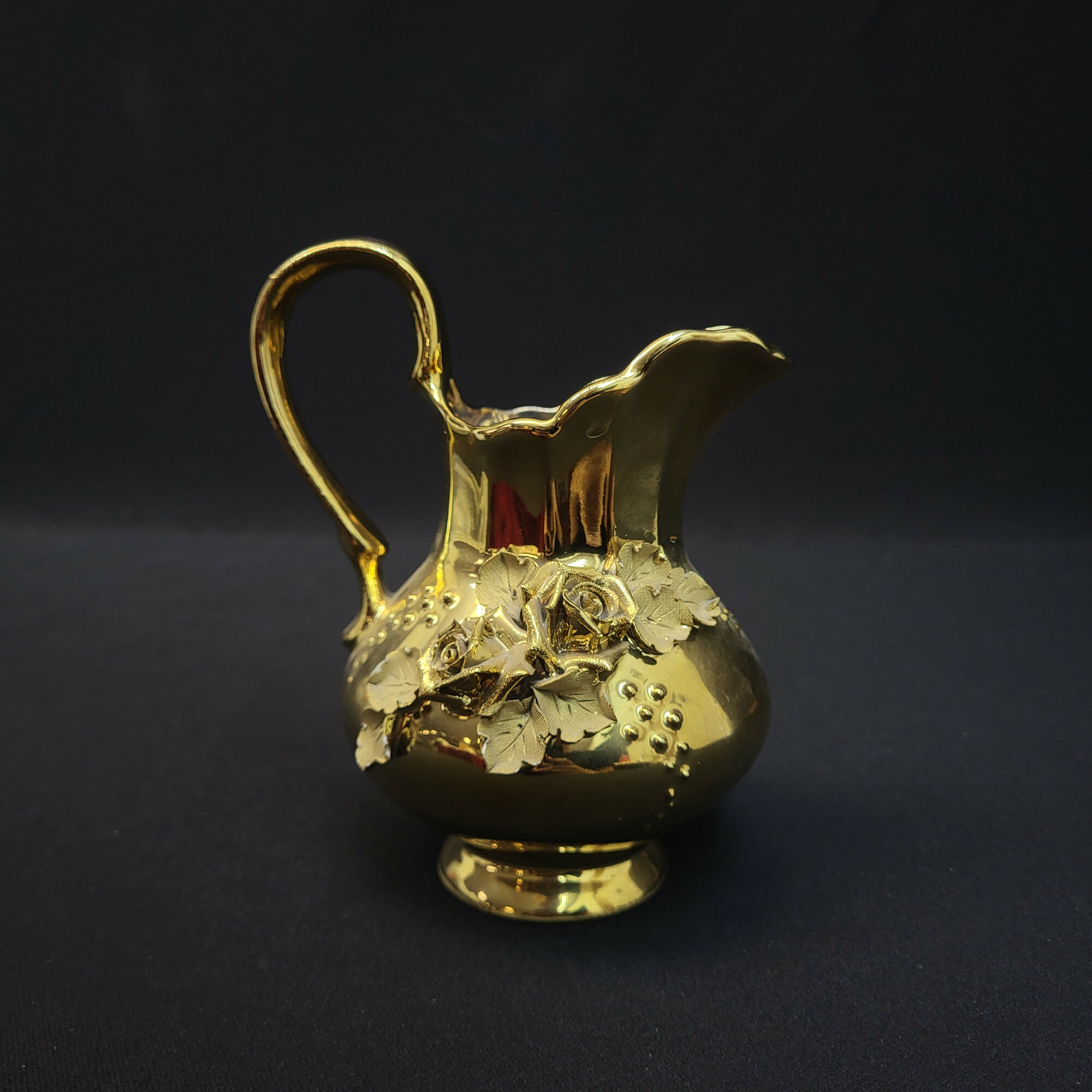 Молочник сливочник винтажный, СССР. Керамика с позолотой, декоративный, с рельефным цветочным декором