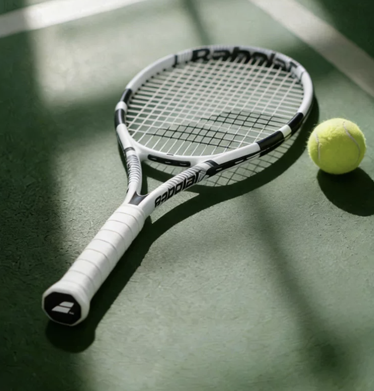 Теннисная ракетка Babolat Eagle ( рукоятка 2) — лёгкая модель для начинающих, с уже натянутыми струнами