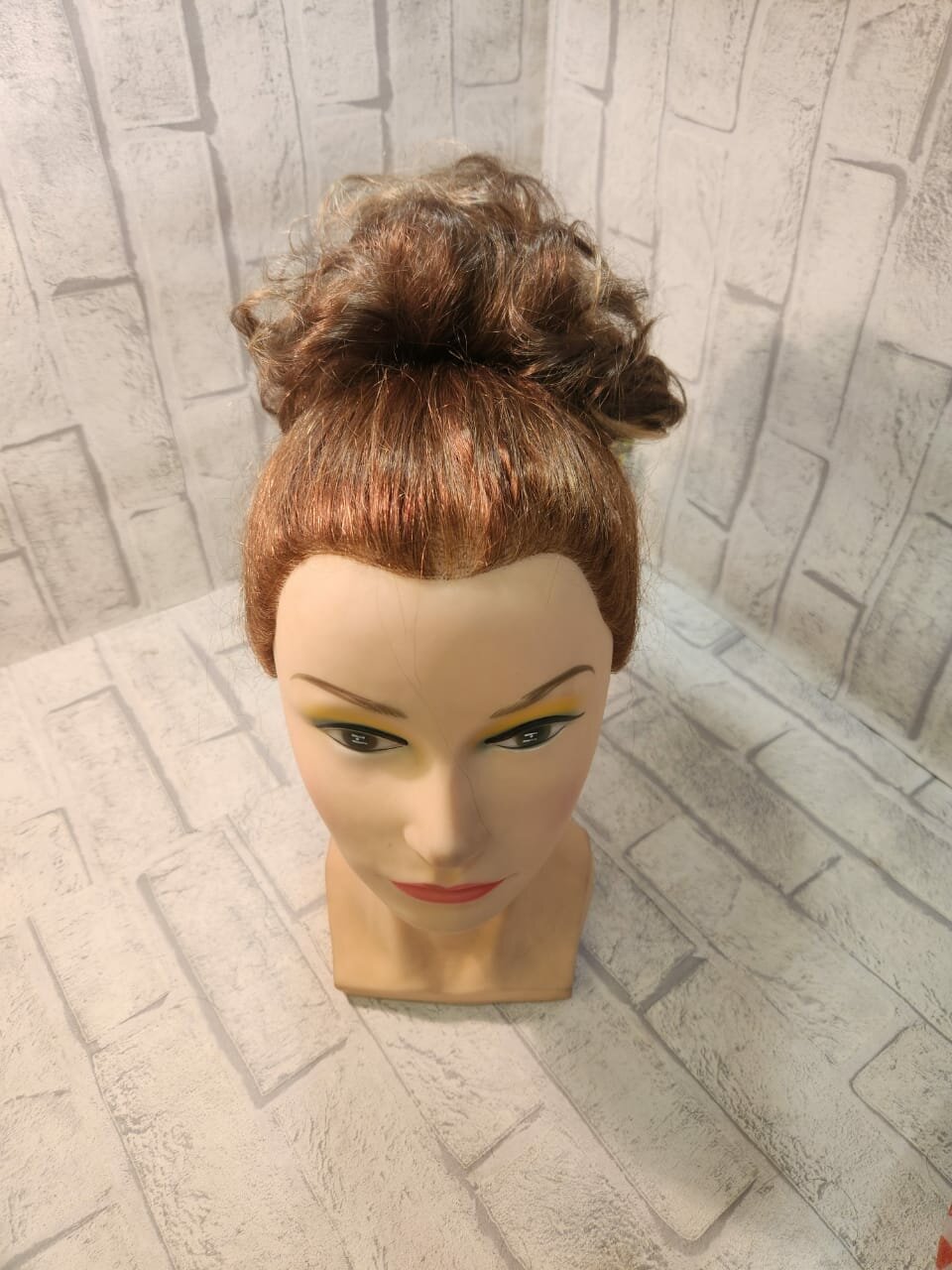 Шиньон на крабе, имеет кудрявые волосы, сделаны из премиальных материалов, искусственные волосы, цвет Русый с пшеничным мелированием