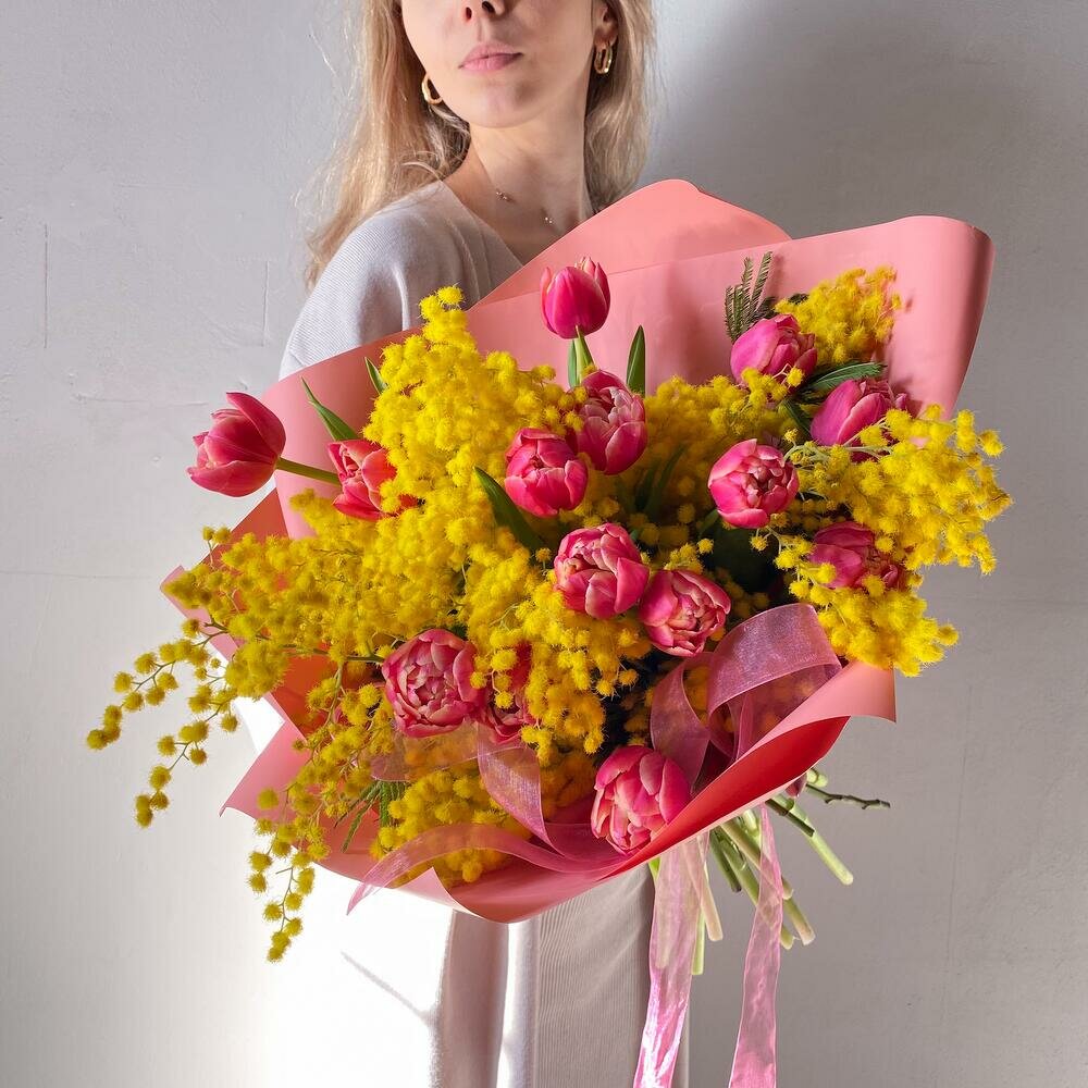 Пышный букет с пионовидными тюльпанами и мимозой в авторском оформлении. Veresk408