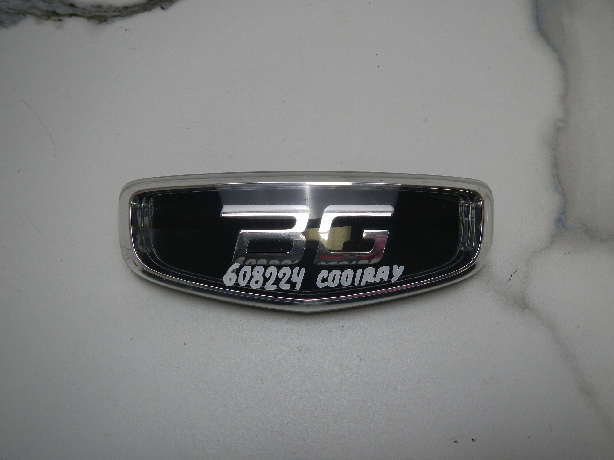 Б/У Эмблема, Geely (Джили)-COOLRAY (20-) GEELY COOLRAY (20-) Belgee X50 Царапины, сломана 1 направляющая. 608224 GEELY ар...