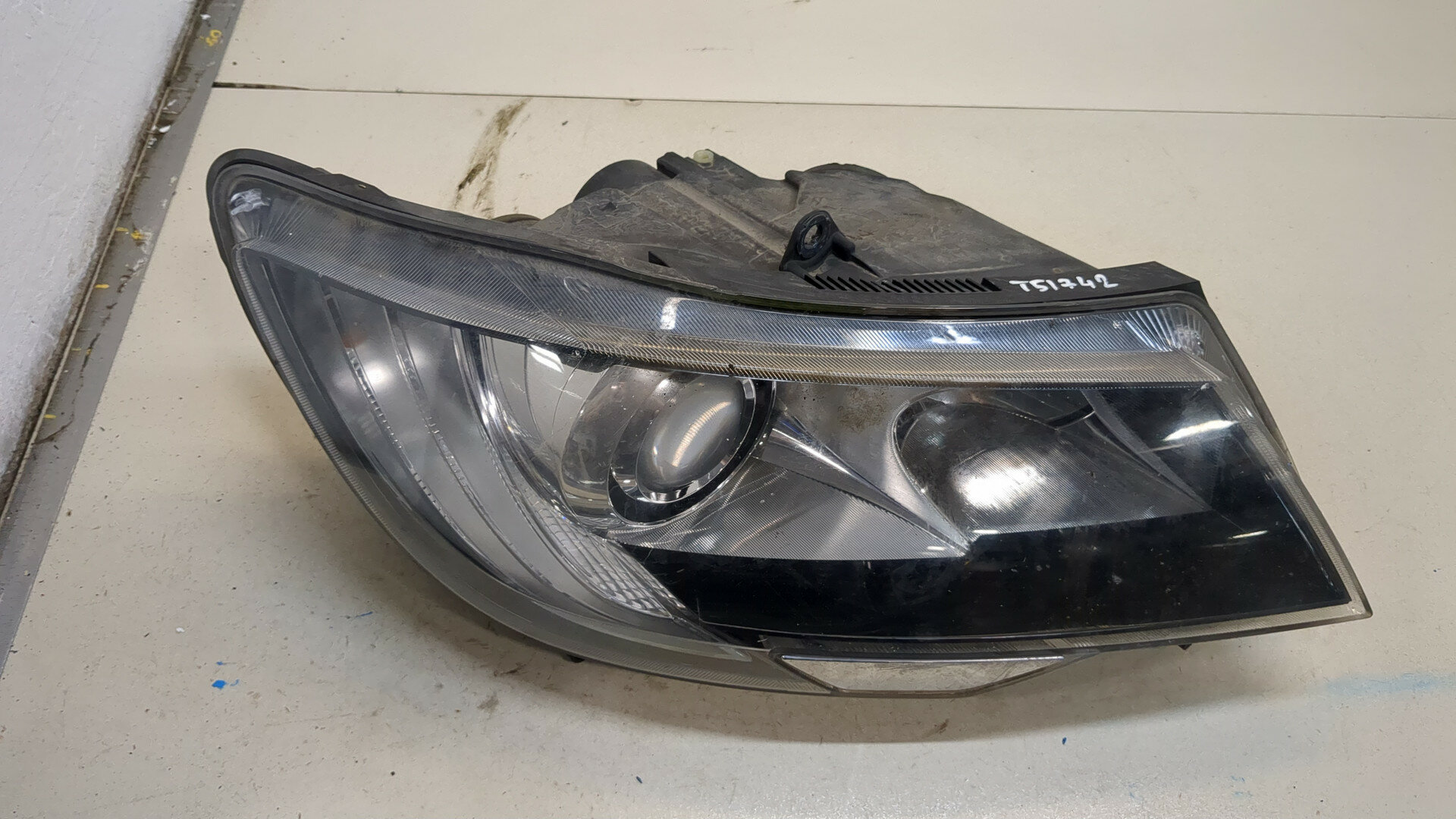 Фара (передняя) правая Skoda SuperB Б/У