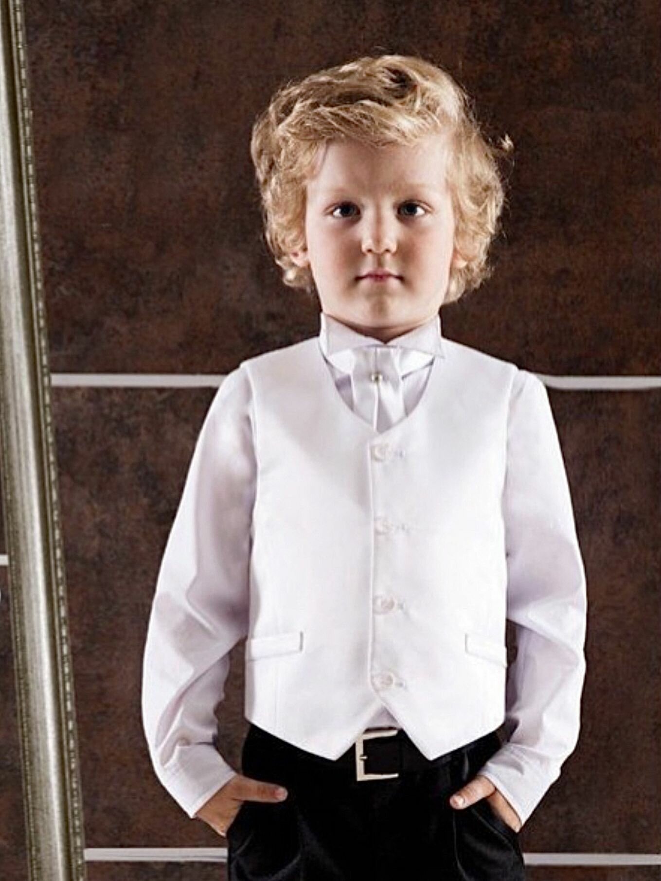 Жилет костюмный атласный для мальчика деловой белый Stillini. Товар уцененный