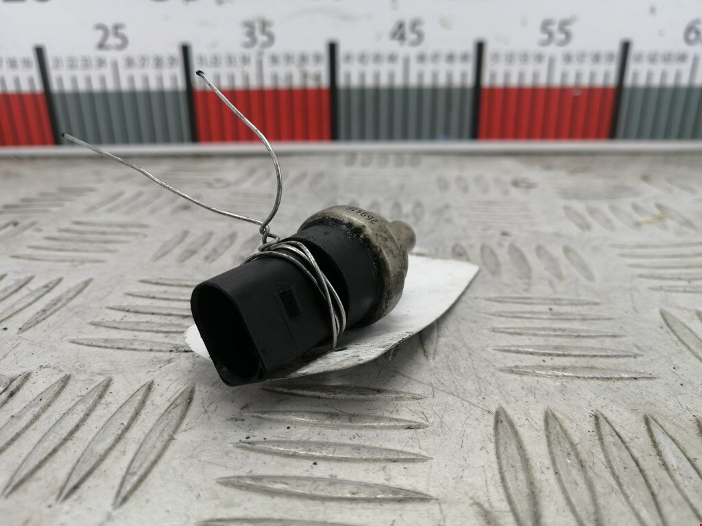 Датчик температуры топлива Volkswagen Golf 5 038906081B арт. 2149445