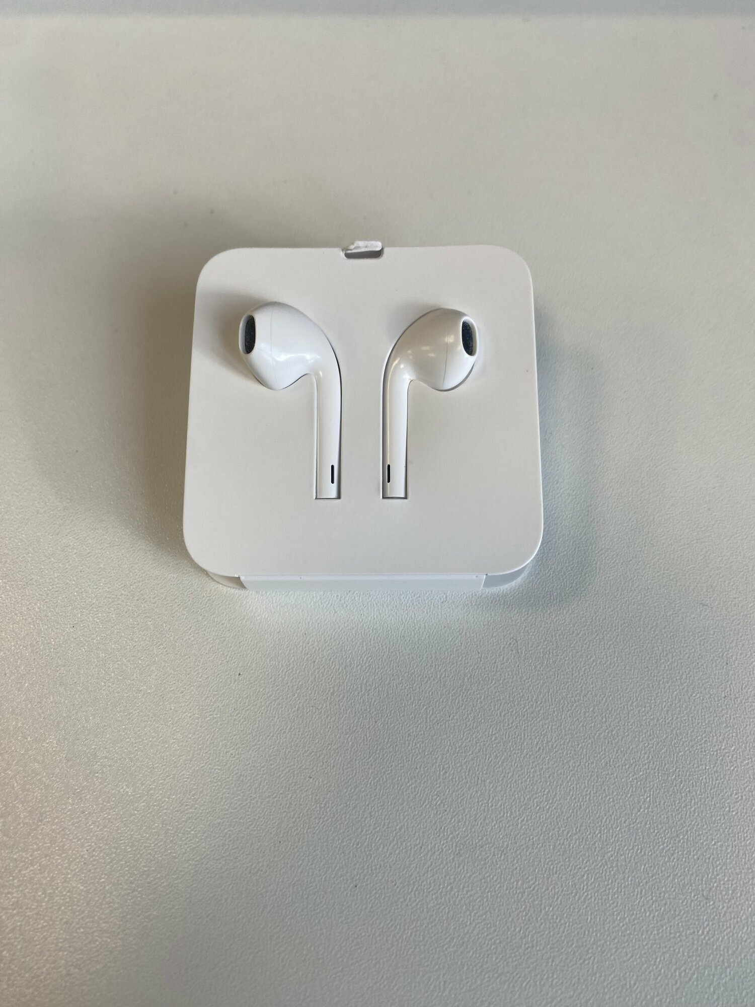 Наушники Apple EarPods с разъёмом Lightning