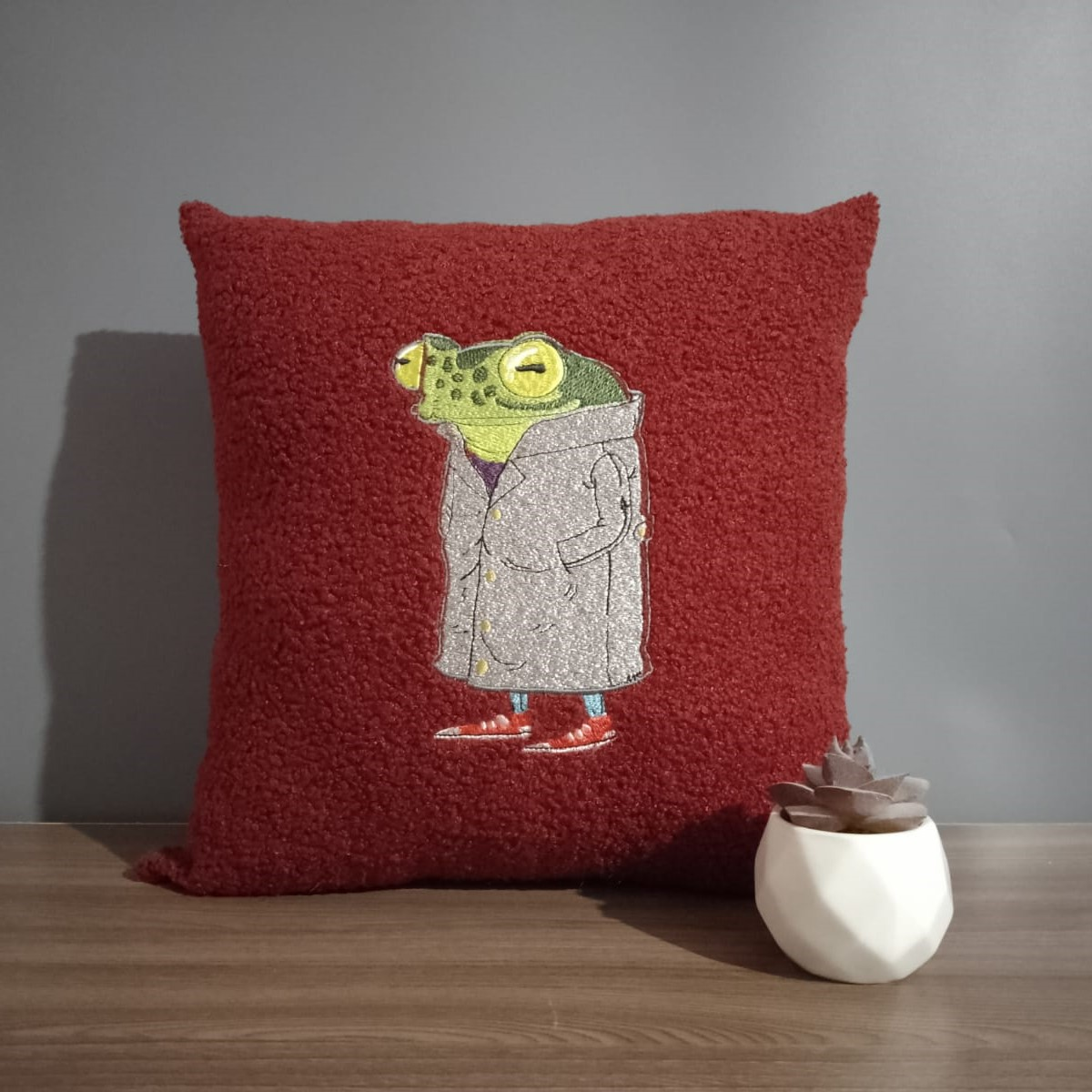 Подушка декоративная букле с вышивкой "Жаба в пальто" 30х30 см, цвет терракот