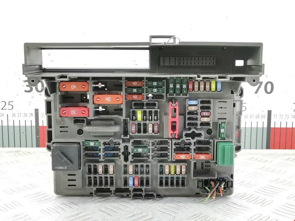 Блок предохранителей BMW 3-Series (E90/E91/E92/E93) 61146978273 арт. 2165388
