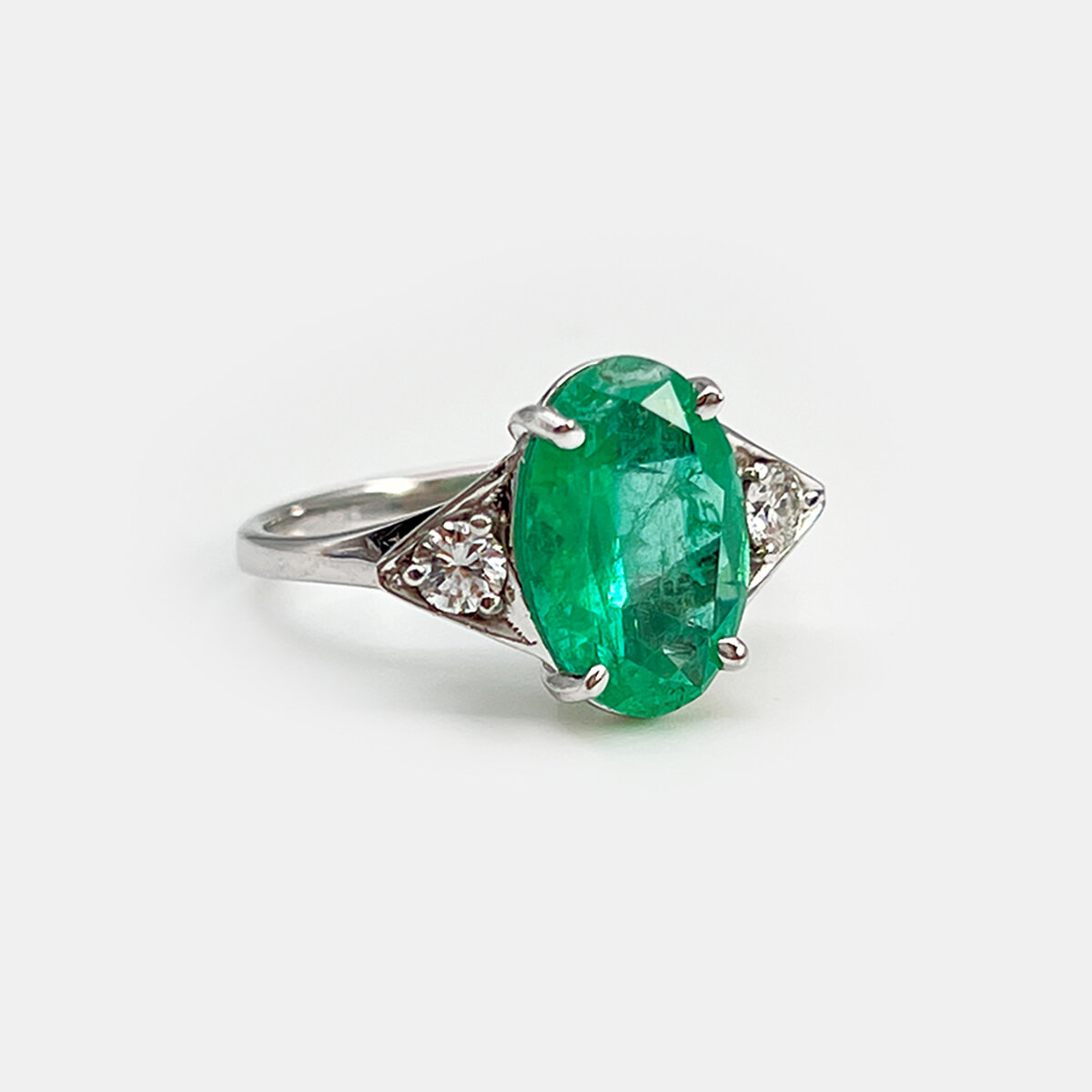 Перстень, белое золото, 375 проба, родирование, бриллиант, изумруд