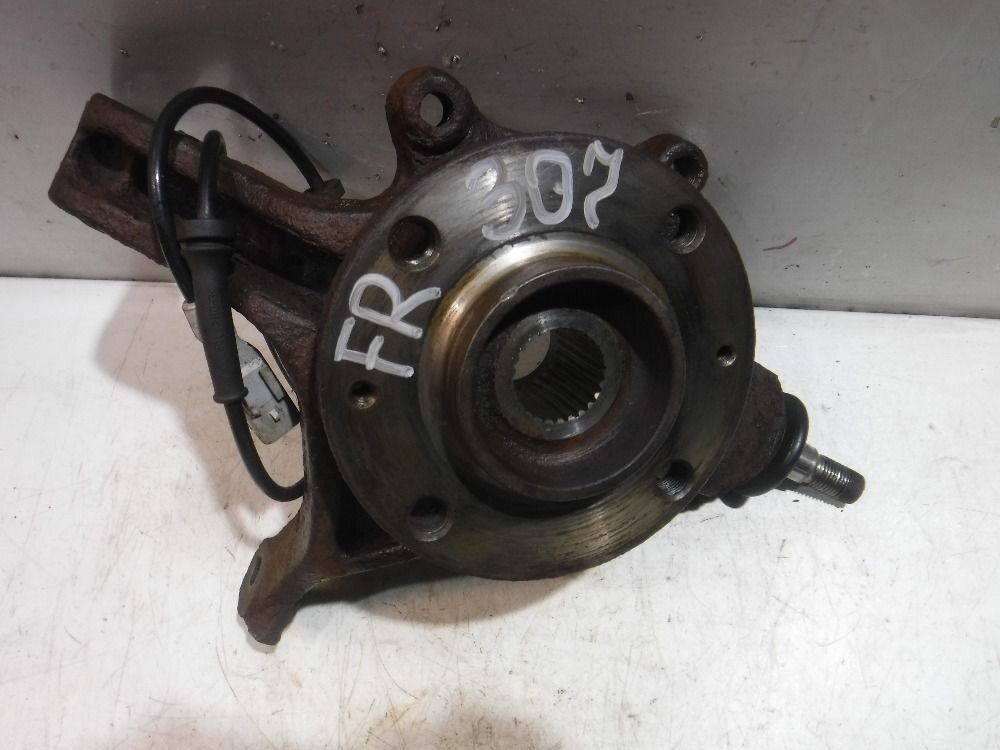 Кулак передний правый Peugeot 307