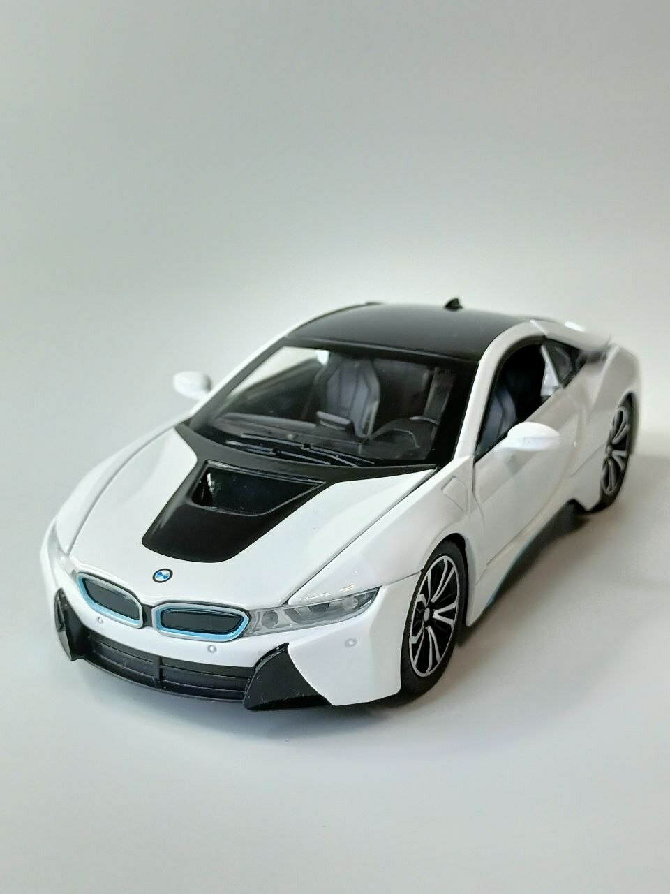 Модель автомобиля BMW I8 Supercar коллекционная металлическая игрушка масштаб 1:24 белый