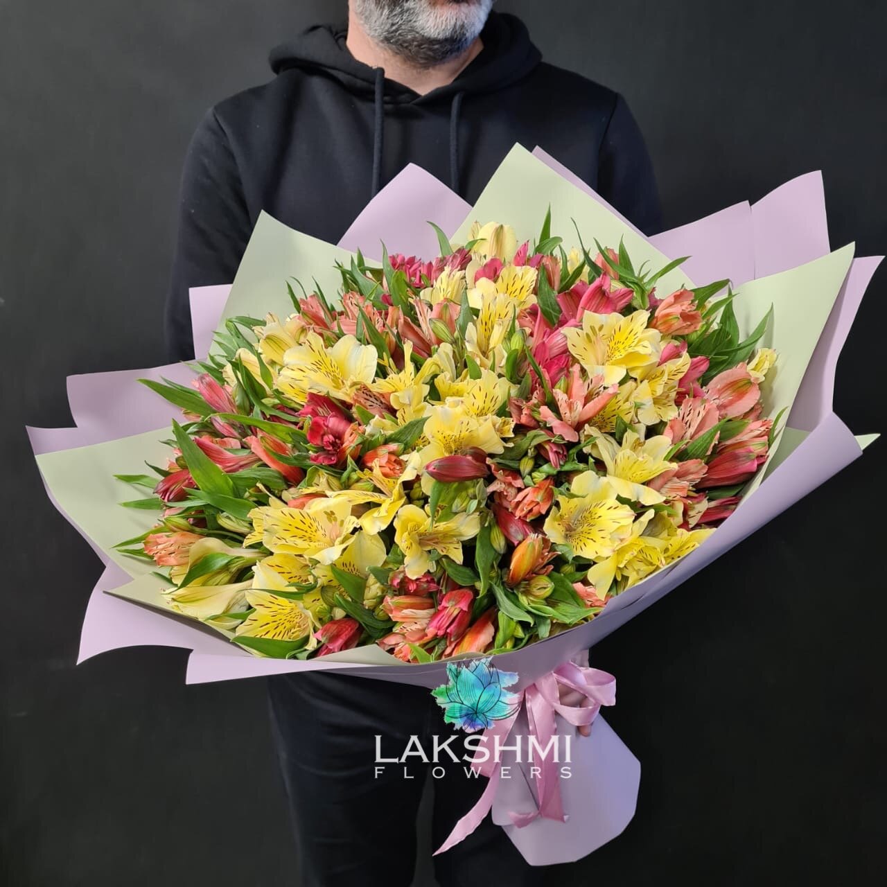29 альстромерий / Букет из 29 розовых и желтых альстромерий в авторской упаковке