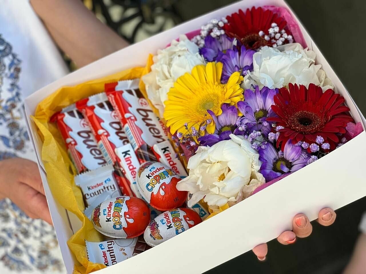 Сладкий бокс с цветами и киндер шоколадом