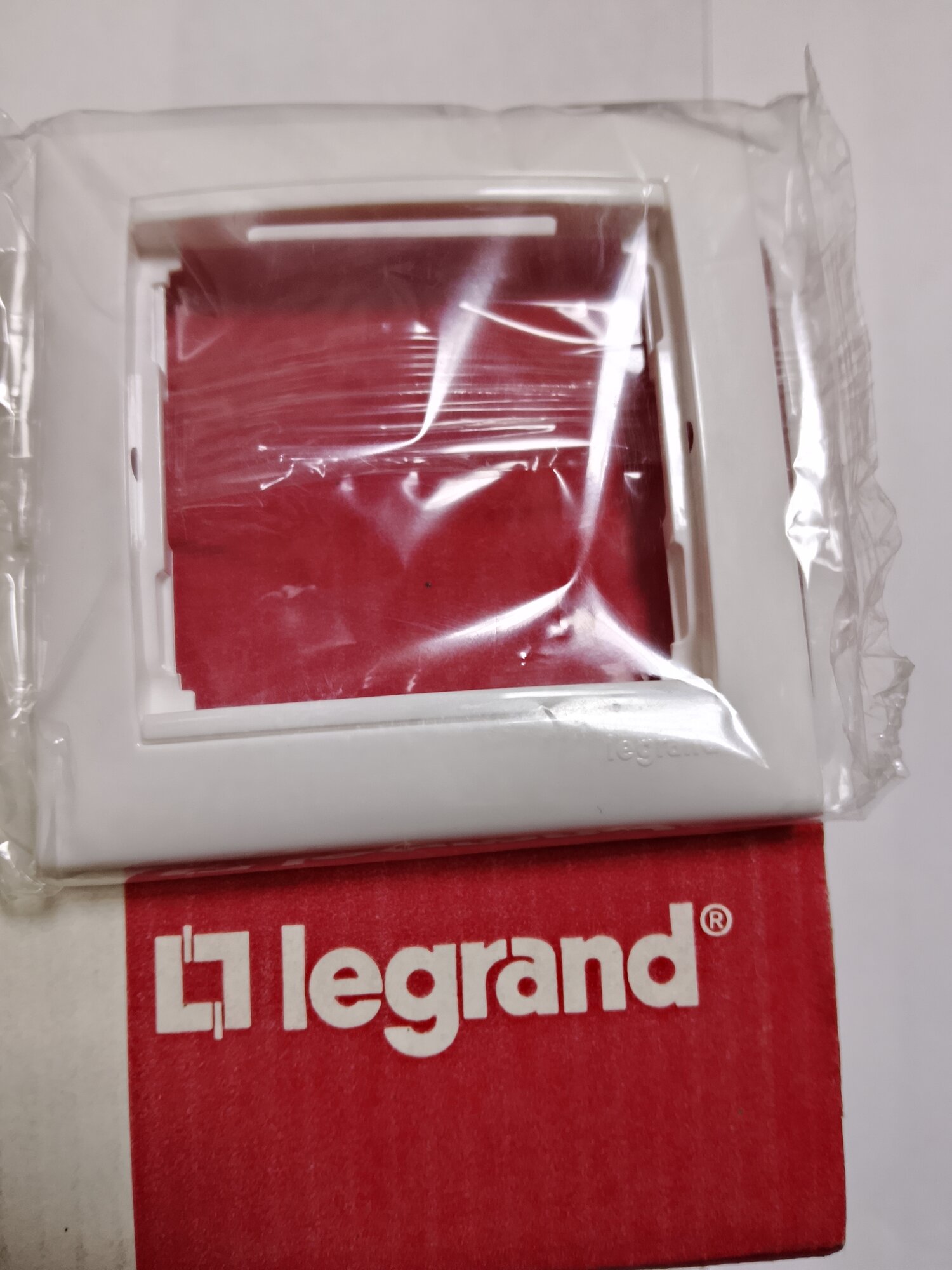 Рамка 1-ая LEGRAND цвет белый Valena модель 7 744 51.