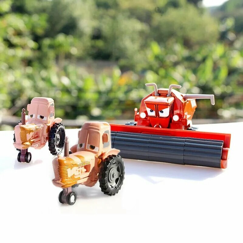 Металлический комбайн из мультфильма "Тачки" модель Фрэнк Зелёный, оранжевый комбайн + 2 маленьких телёнка