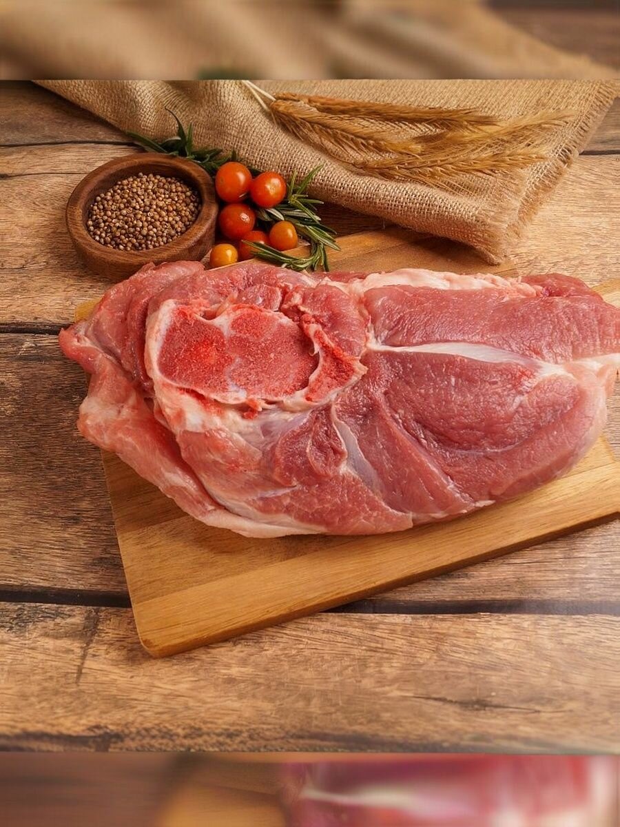 Окорок свиной на кости, 1.5 кг, Ферма Евгения Рошаля, охлажденный