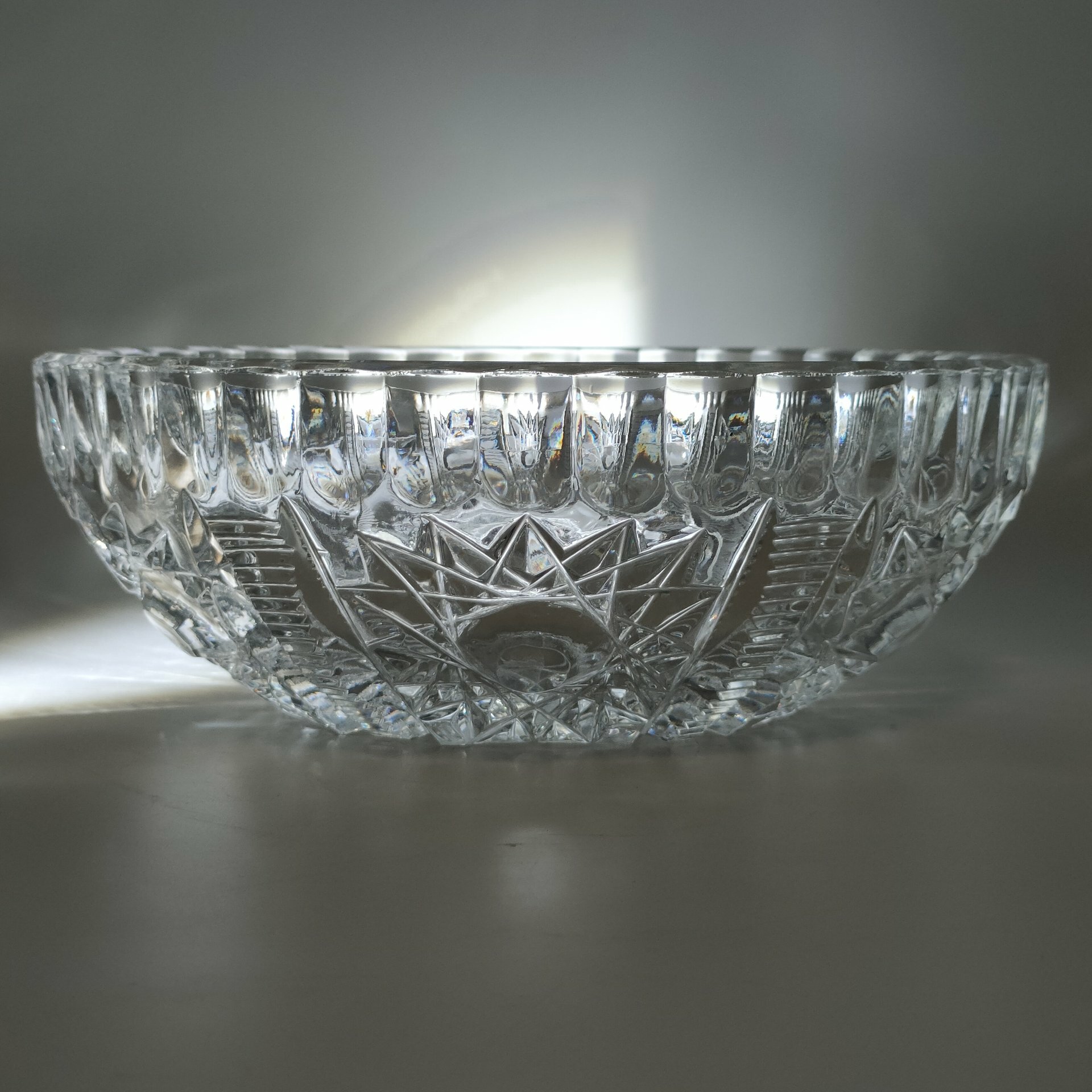 Конфетница (салатник), декорированная геометрическим орнаментом, хрусталь