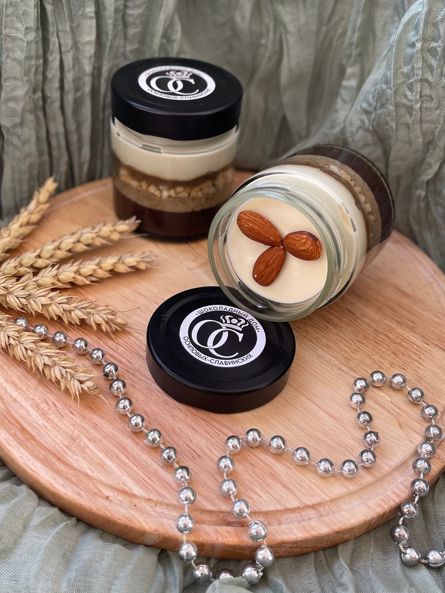 Шоколадная паста джандуйя с классической карамелью, миндальным урбечом и миксом жареных орешков