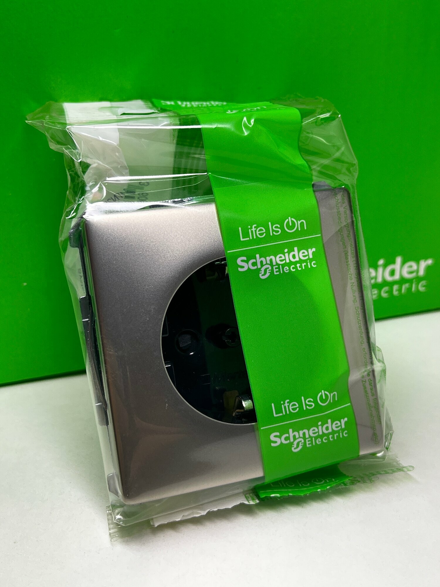 MERTEN механизм розетки 16А с з/к с/ шт. Сталь QF SD Schneider Electric MTN2300-4146