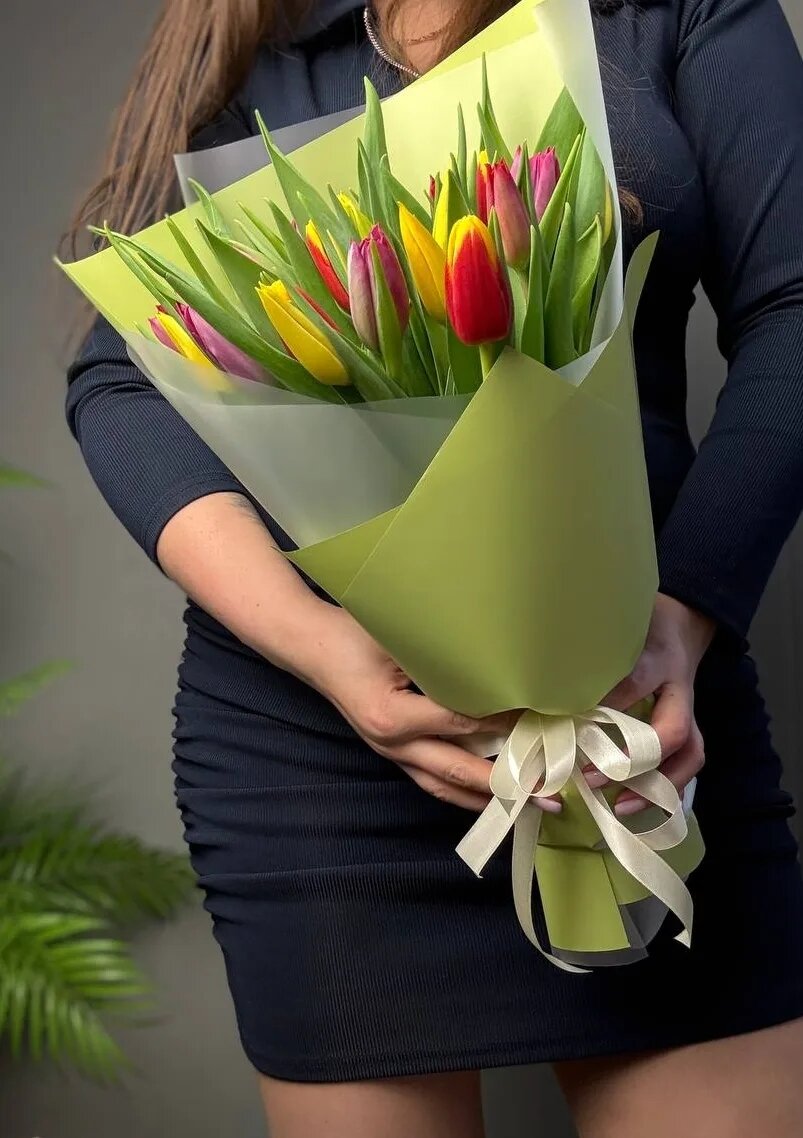 Букет цветов из 21 тюльпана в упаковке BOTANIQUE FLOWER, весенний красивый букет живых цветов на 8 марта для нее