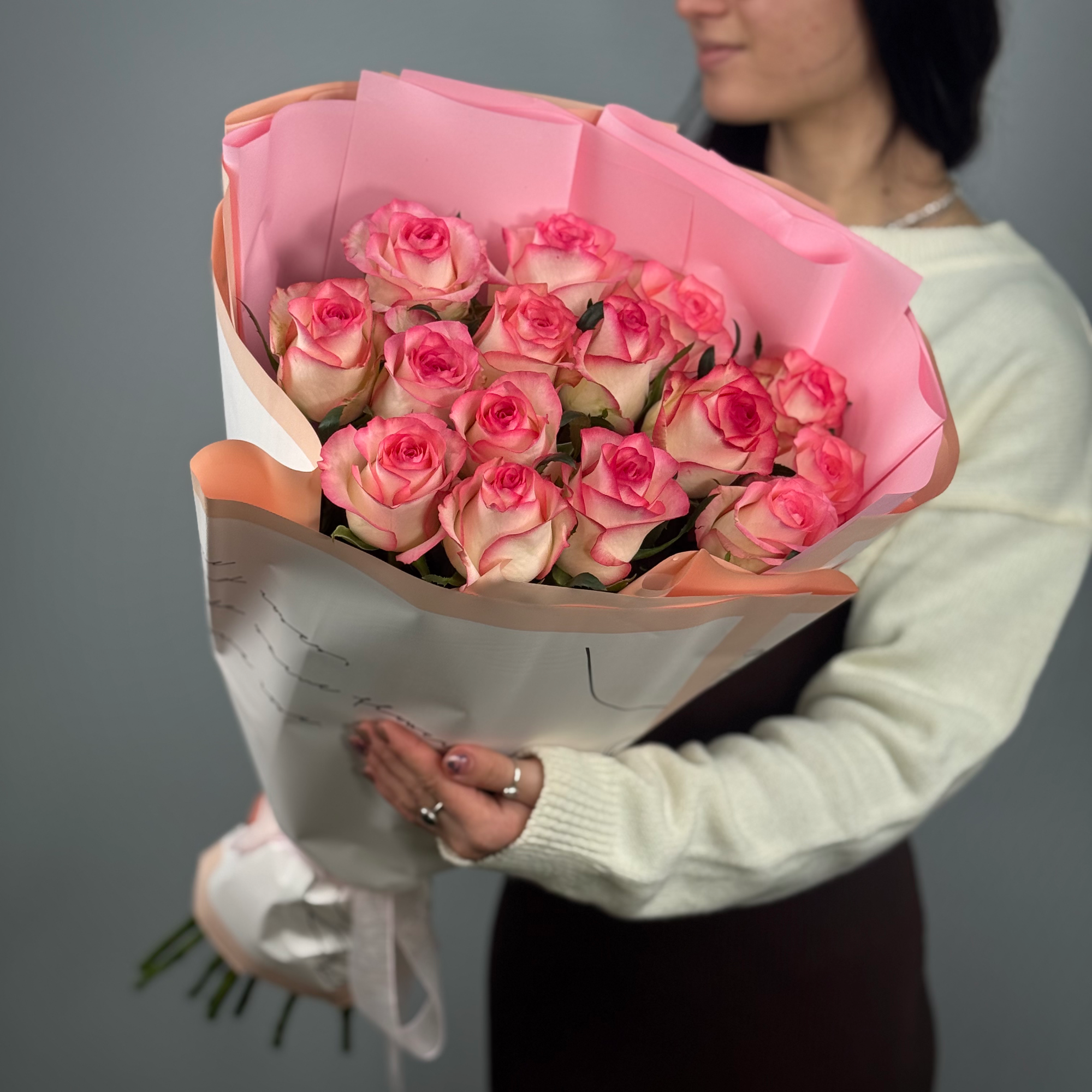 Букет Мегаполис в стильной упаковке. «365 Поводов» - живые цветы с доставкой