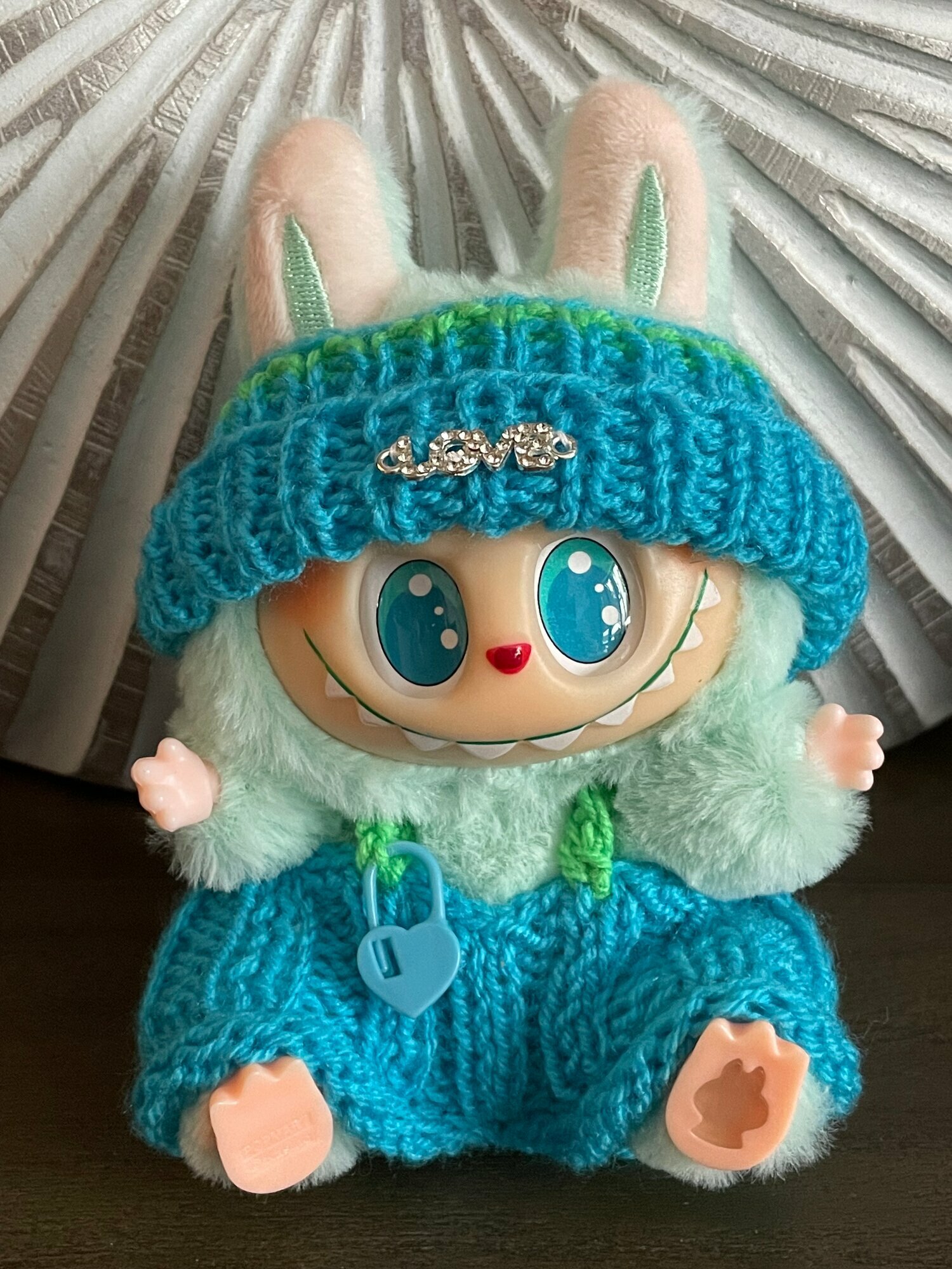 Лабубу в одежде мягкая игрушка серия Labubu Seat Love 15см