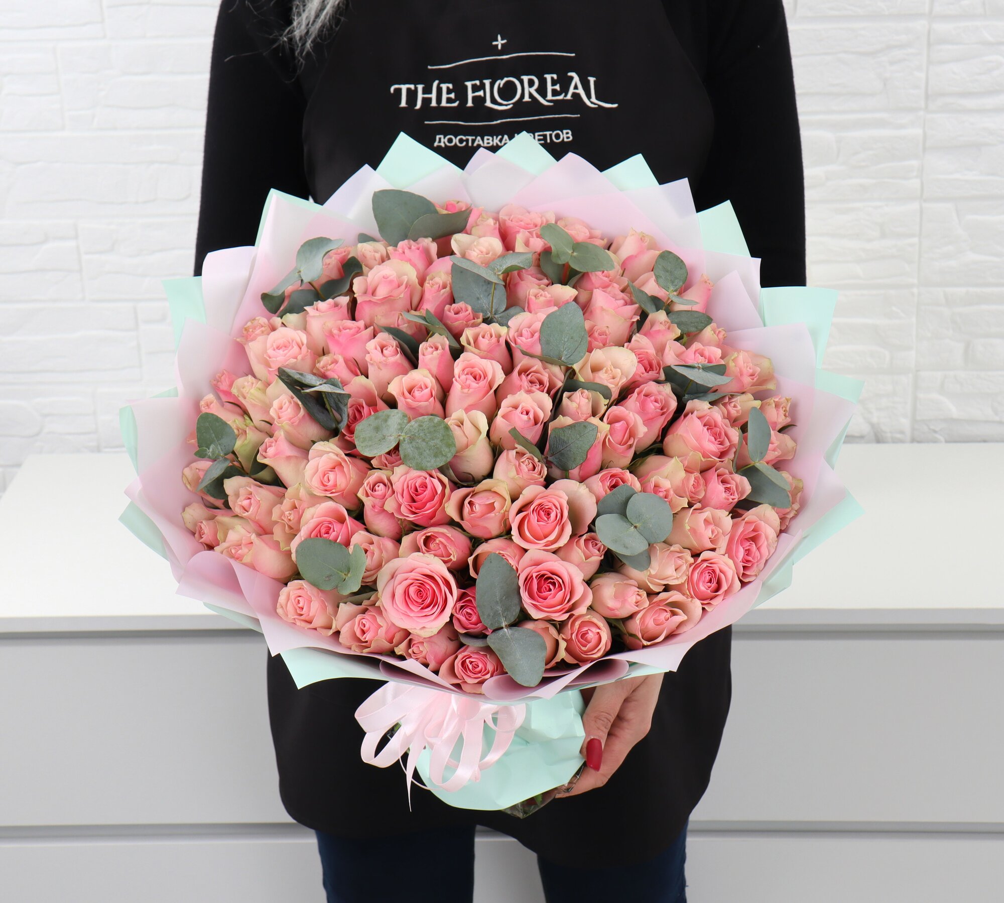 Монобукет THE FLOREAL кремовая роза 101 штука, высота 40 см, с эвкалиптом