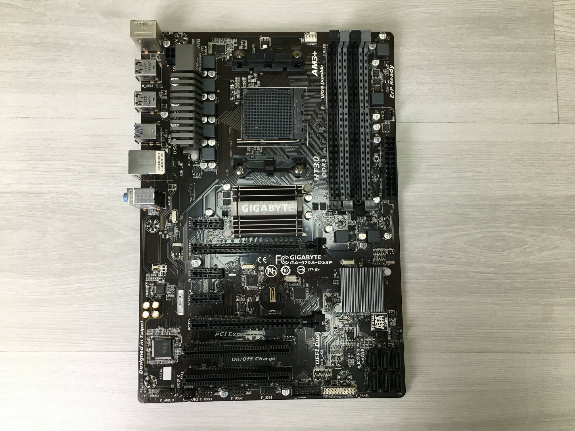 Материнская плата S-AM3+ Gigabyte GA-970A-DS3P REV:2.0, AMD970/4DDR3/USB3.0/SATA/Sb/Lan/ATX, без планки