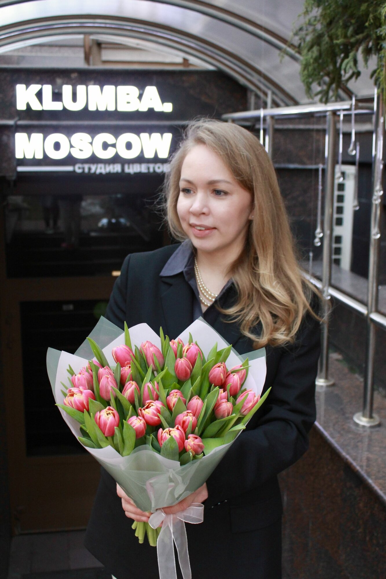 29 ярких пионовидных тюльпанов от студии цветов клумба. москва