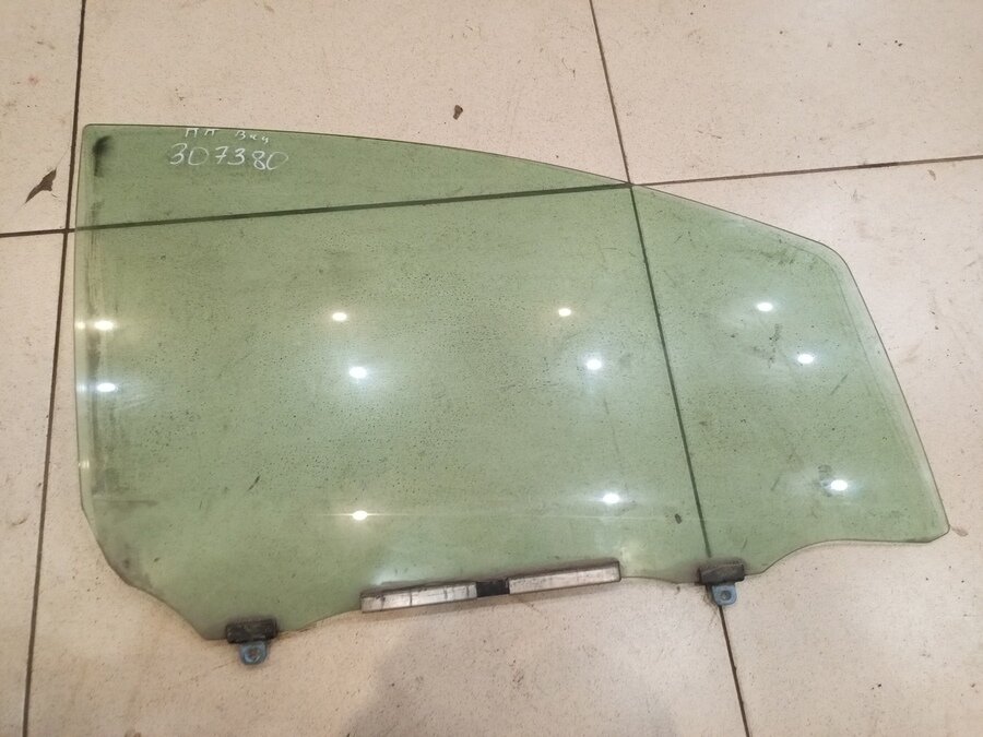 Стекло двери передней правой от Toyota Vitz 2005-2010