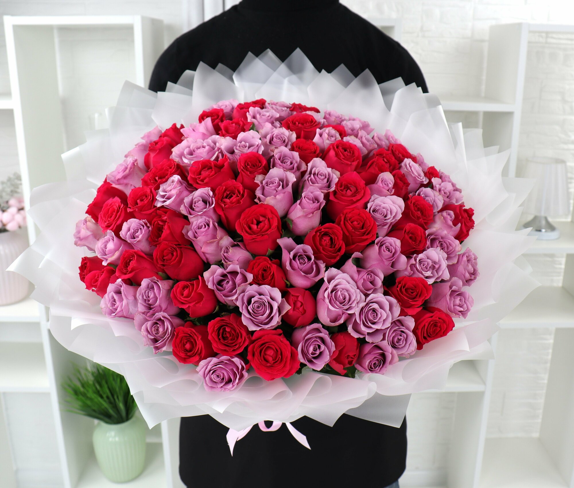 Монобукет THE FLOREAL сиреневая и малиновая роза 101 штука, высота 40 см, с бантом