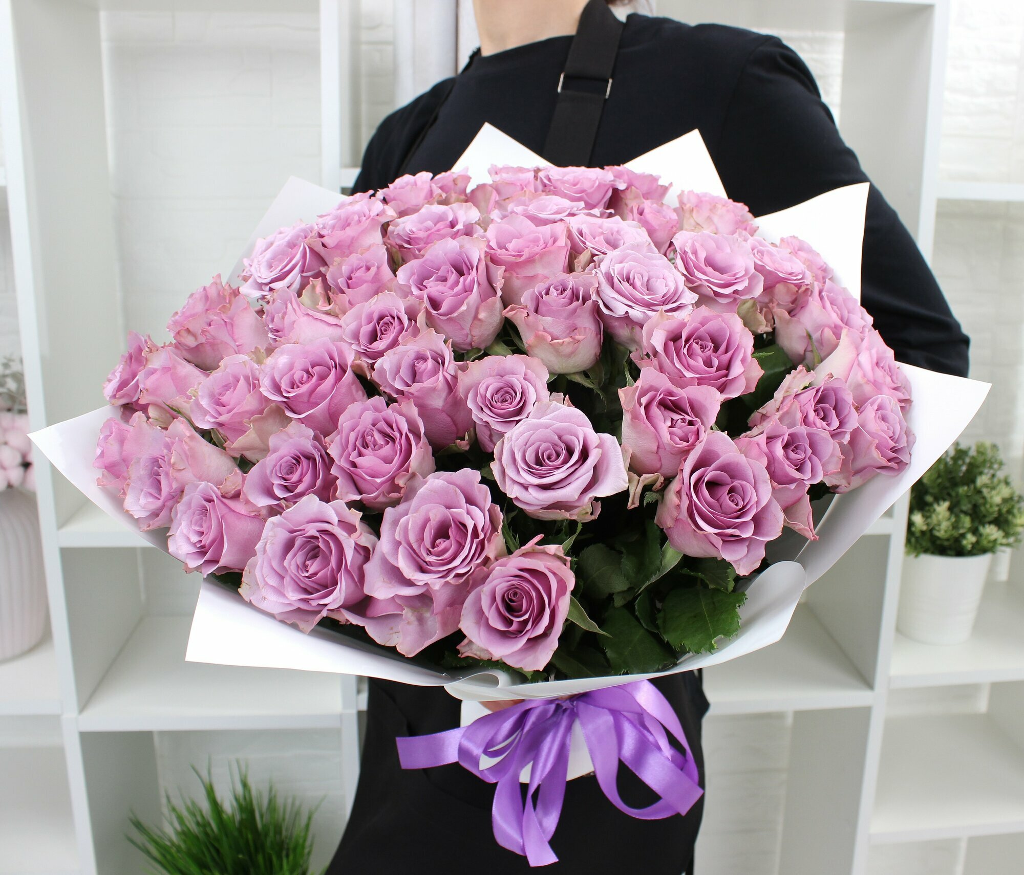 Монобукет THE FLOREAL сиреневая роза 51 штука, высота 40 см, с бантом