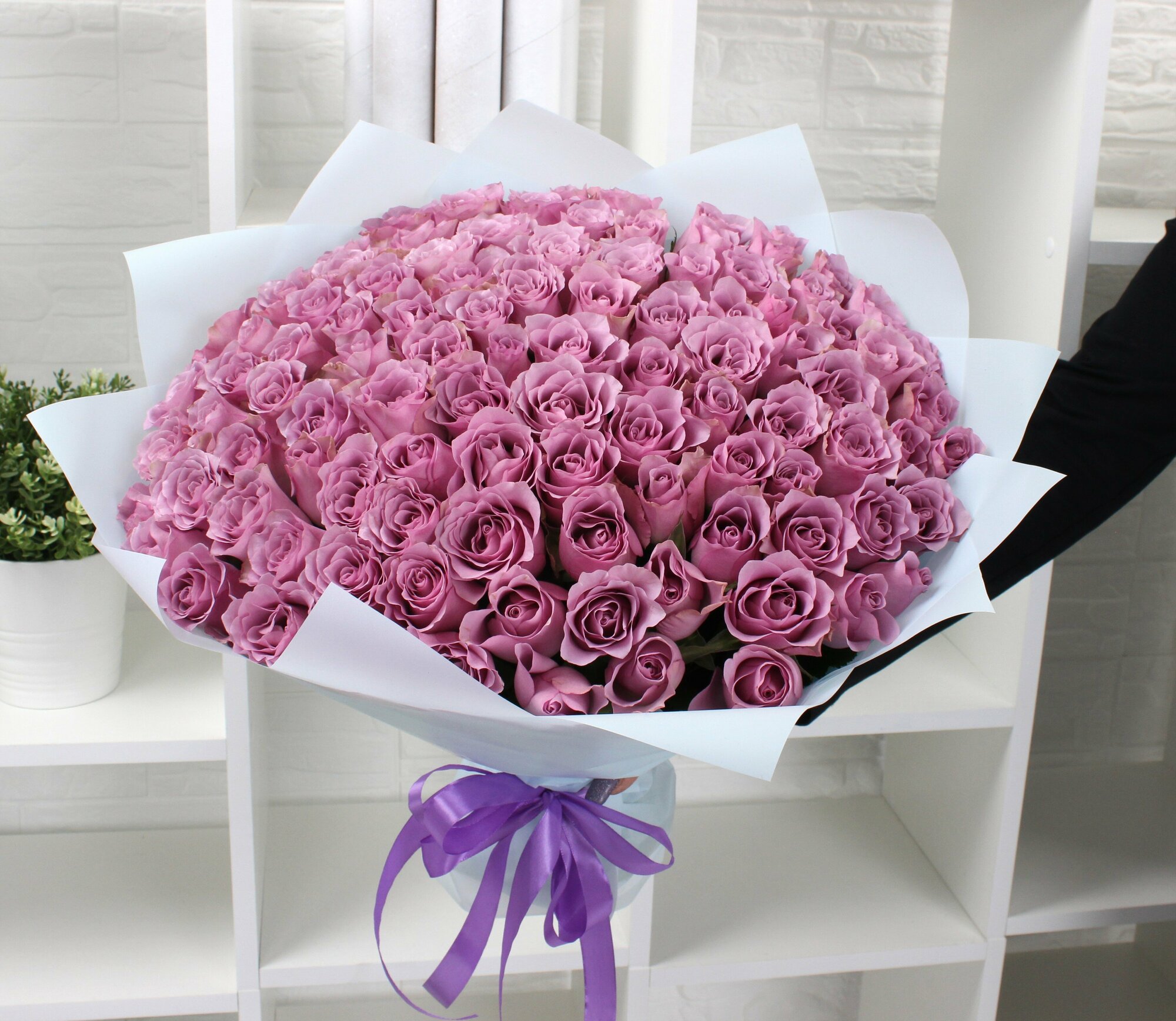 Монобукет THE FLOREAL сиреневая роза 101 штука, высота 40 см, с бантом