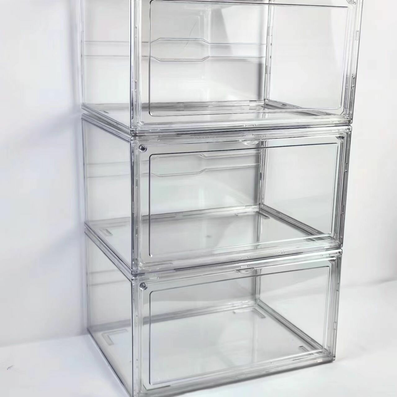 Прозрачный акриловый короб для обуви, настенный шкаф для демонстрации обуви, коробка для хранения кроссовок, популярная обувная полка, коллекционный шкаф для обуви с боковым открыванием и магнитным замком.